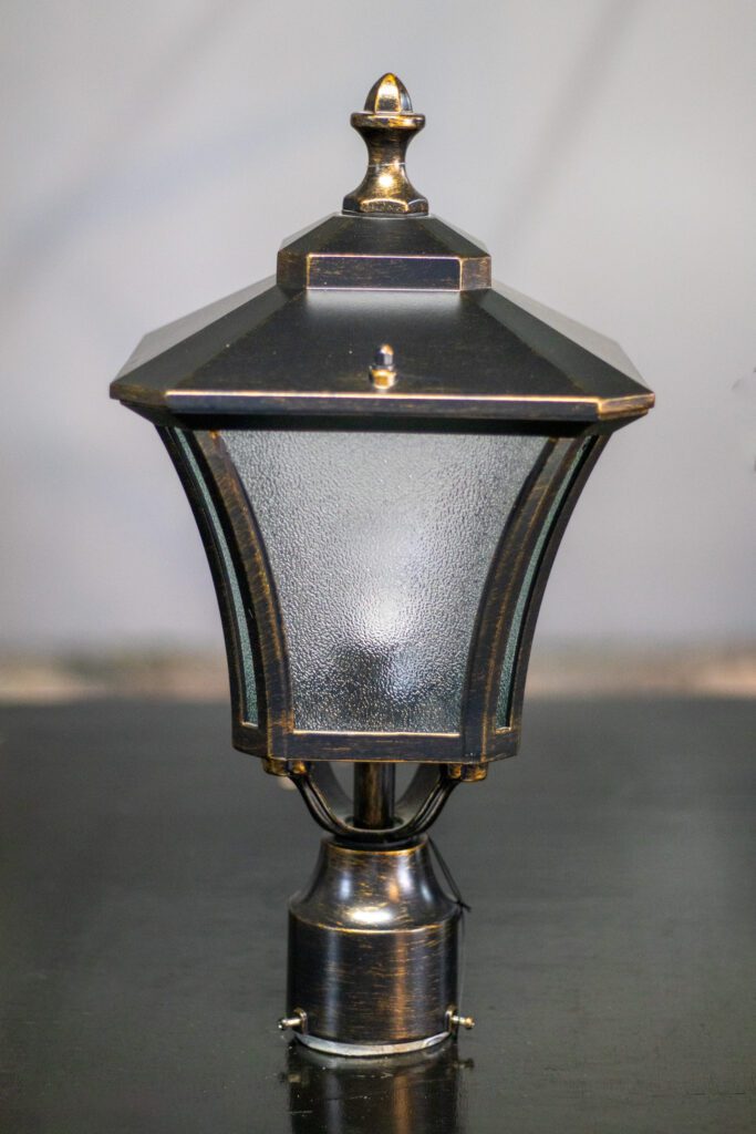 OUTDOOR POST TOP FIXTURE - Dunn's