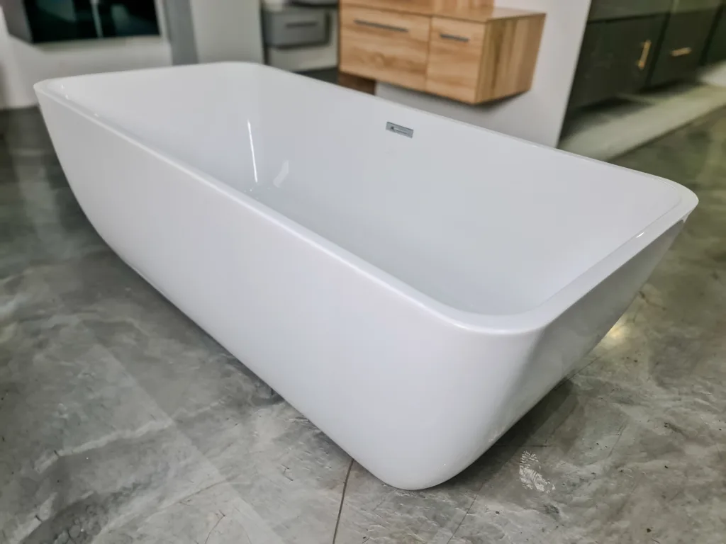 LUXURY SOAKING TUB WITH SLEEK DESIGN - Dunn's