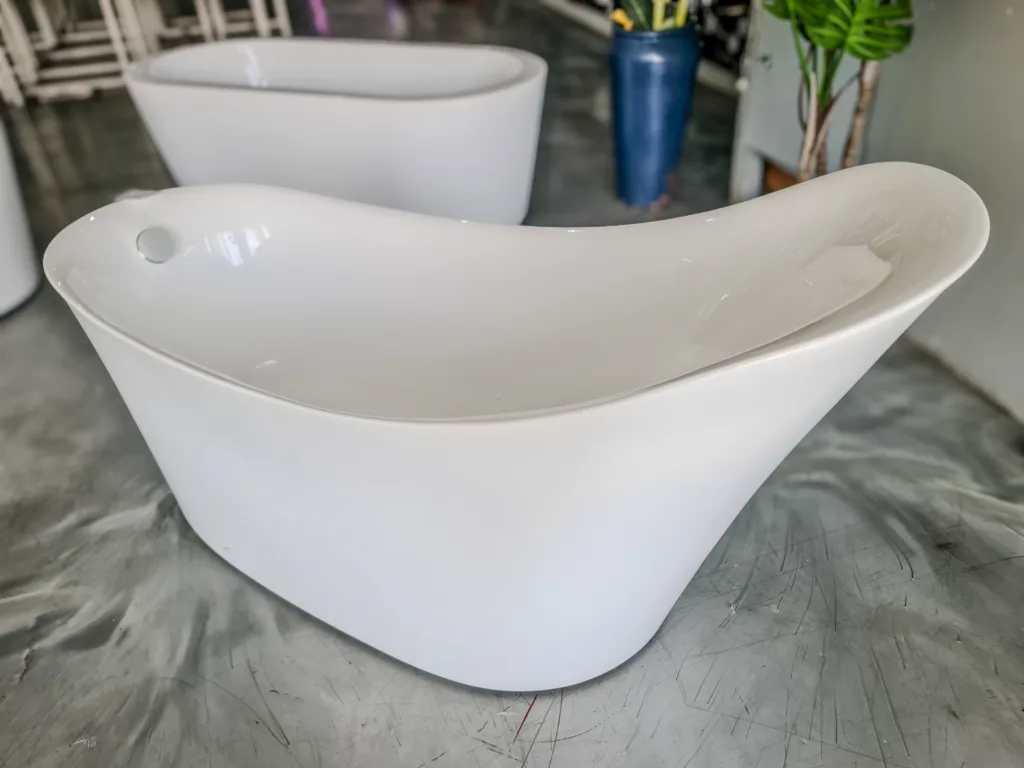 ERGONOMIC SOAKING TUB WITH ELEGANT CURVED DESIGN - Dunn's